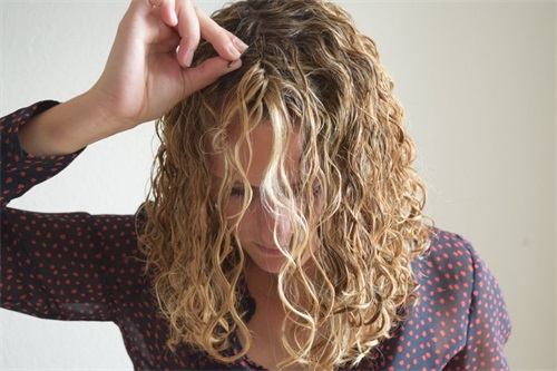 How To Catch The Disco Curls Trend?,Hair Style